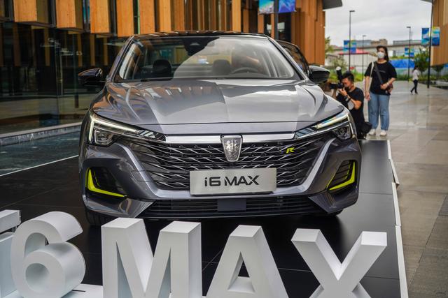 首款律动设计轿车，同级最大天幕，荣威i6 MAX设计解析_百科TA说