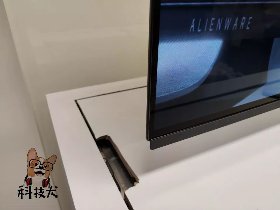 ALIENWARE 54.6英寸OLED游戏显示器AW5520QF真机实拍_百科TA说