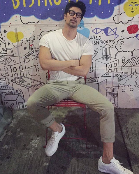 新加坡50岁龄男摄影师，1米85身材炸裂，还有一张20岁的脸_百科TA说