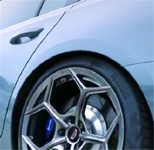 国内第一台改装花8万多的凯迪拉克CT5，全车水泥灰，还配气动避震_百科TA说