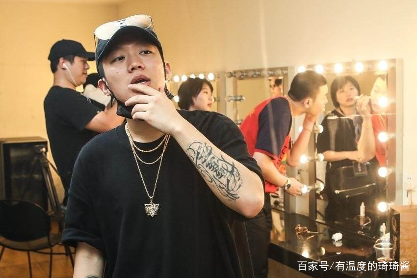 PGone机场照曝光似大妈，李小璐仍留贾乃亮合照，真性情获点赞_百科TA说