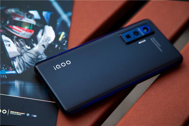iQOO 5 Pro赛道版，诠释速度与激情，五千价位不值吗_百科TA说