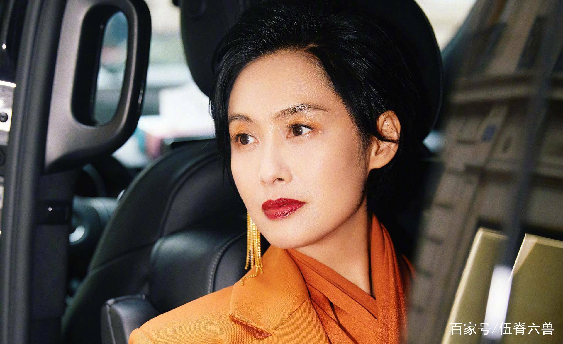 被赞“最正宗港风”——48岁朱茵短发出镜致敬经典，魅力不减当年_百科TA说