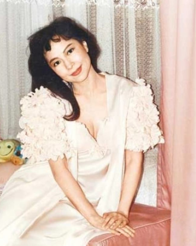 艳星狄娜：一脱成名逢戏必火，中年放弃演戏，为祖国导航事业奉献_百科TA说