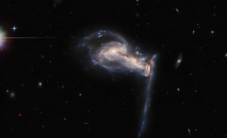 哈勃望远镜下的天体之眼：棒旋星系光芒明亮 宇宙尘埃散落_百科TA说