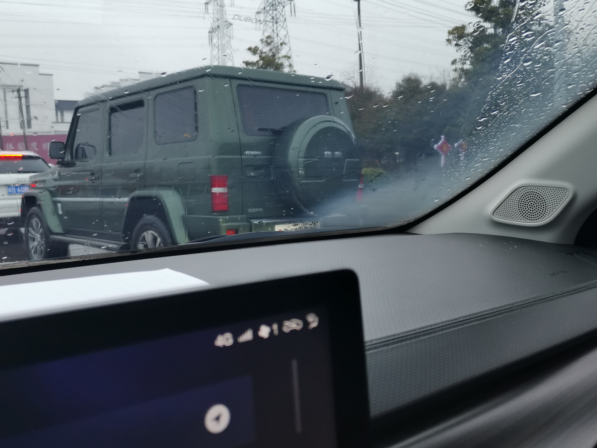 街头偶遇北京BJ80的橄榄绿，突然明白，北京越野的自信与底气_百科TA说