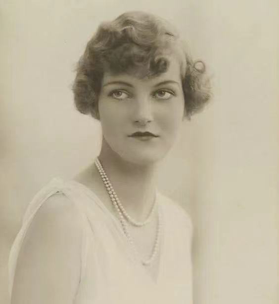 12岁继承10亿美元遗产，与闺蜜抢渣男老公，坐拥8栋豪宅上亿珠宝_百科TA说