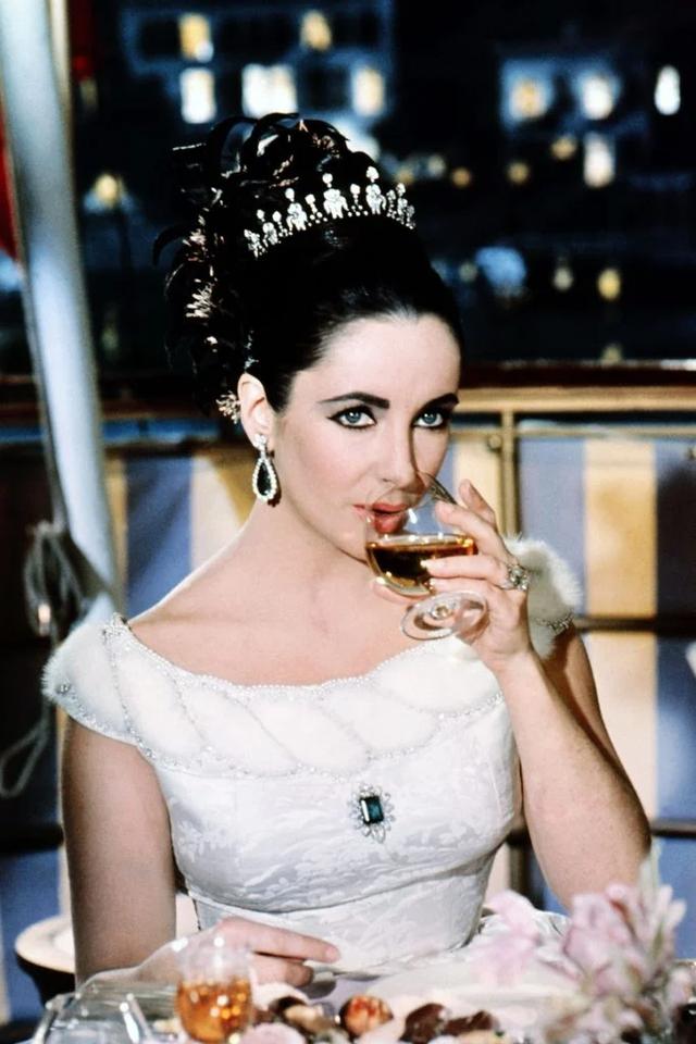 堪比大片的情史和令人眼花的珠宝都不及她在荧幕上的光彩夺目_百科TA说