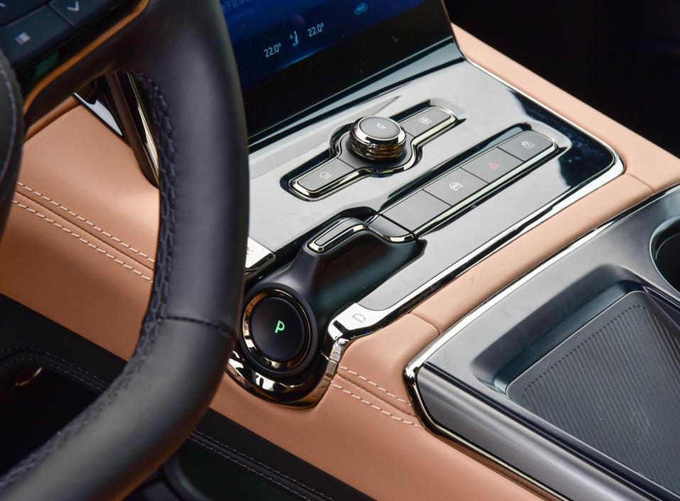 看上一款蔚来ES8，做工精细舒适度强，月薪8000提了贵不贵？_百科TA说