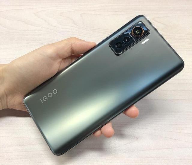 IQOO5详细评测，55W闪充+4500毫安，不输小米10_百科TA说