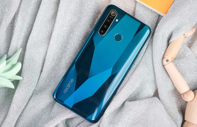 四摄新机不到千元！realme超能联盟出战双11，小米荣耀扛得住？_百科TA说