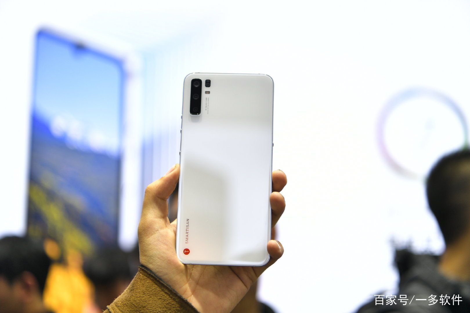 骁龙855 Plus手机也能白菜价？但是网友们并不看好坚果Pro3！_百科TA说