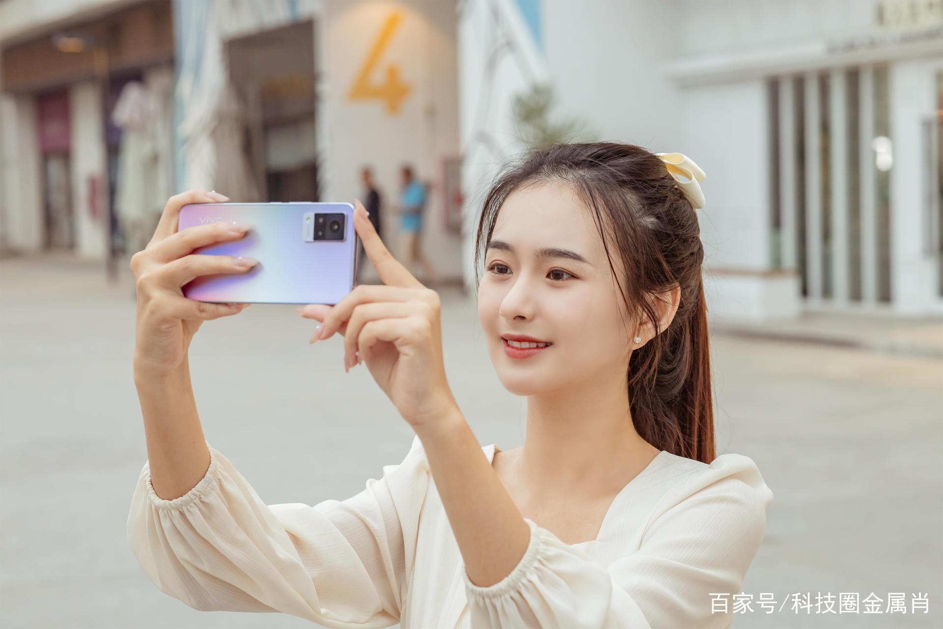 vivo S9怎么样？一款自拍和美颜效果兼优的轻薄手机_百科TA说