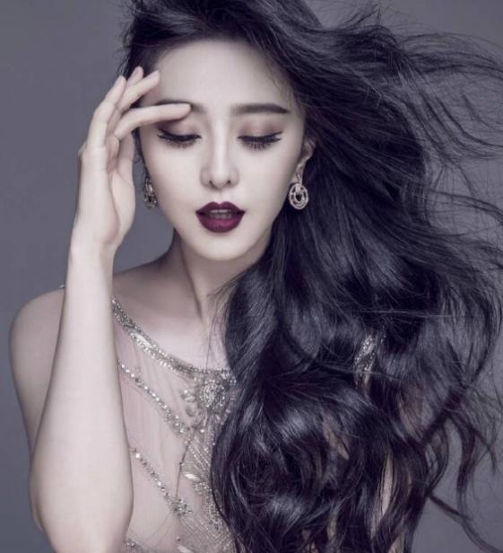 每日范冰冰资讯精选｜早期出席活动时，范冰冰身穿黑白素雅抹胸裙亮相，尽显优雅气质！_百科TA说