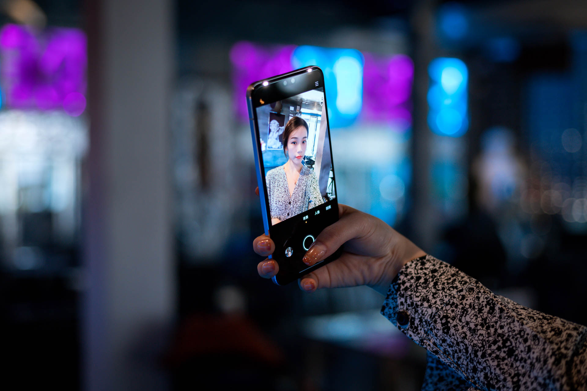 如何塑造元气美颜自拍？轻薄自拍旗舰vivo S9来支招_百科TA说