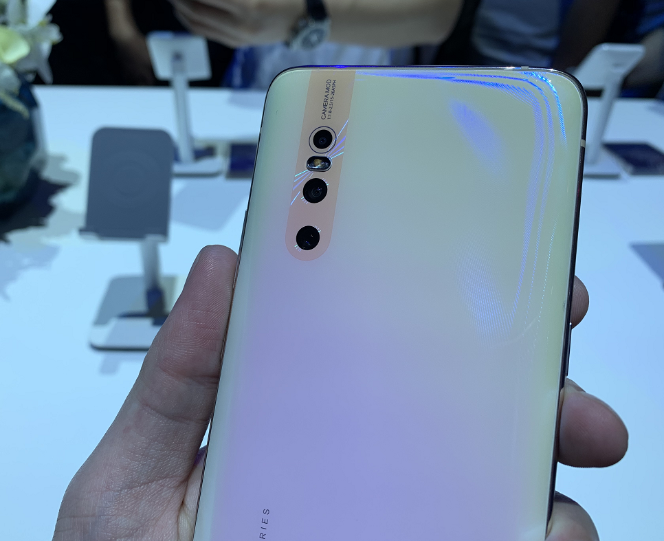 vivo X27系列上手速评：超高屏占比+不凸起48MP三摄_百科TA说
