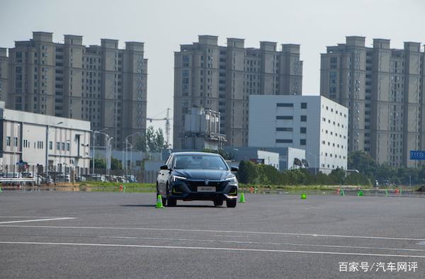 首测天幕智能座驾荣威i6 MAX之后，终于理解为何称之超纲A级车_百科TA说