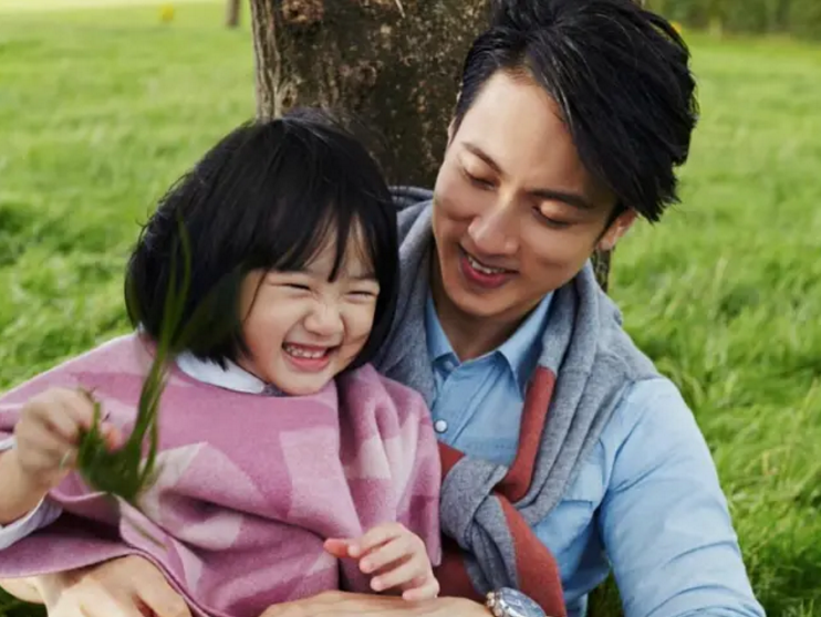 吴尊女儿Neinei长大了，气质出众长相大变样，近照撞脸钟丽缇_百科TA说