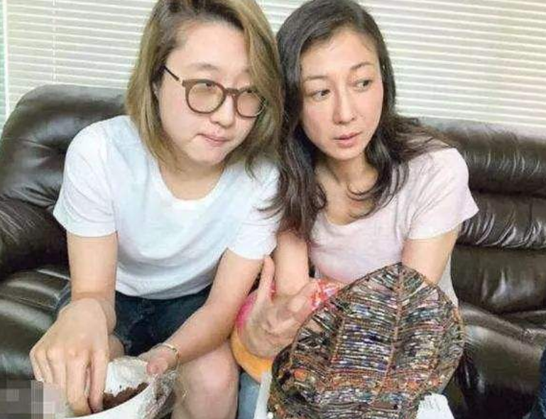 吴卓林婚后首晒与妻子合照，表情严肃没戴婚戒，配文6字让人心酸_百科TA说