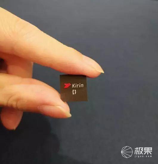7nm工艺！麒麟810实体芯片上手把玩，AI能力远超骁龙855_百科TA说