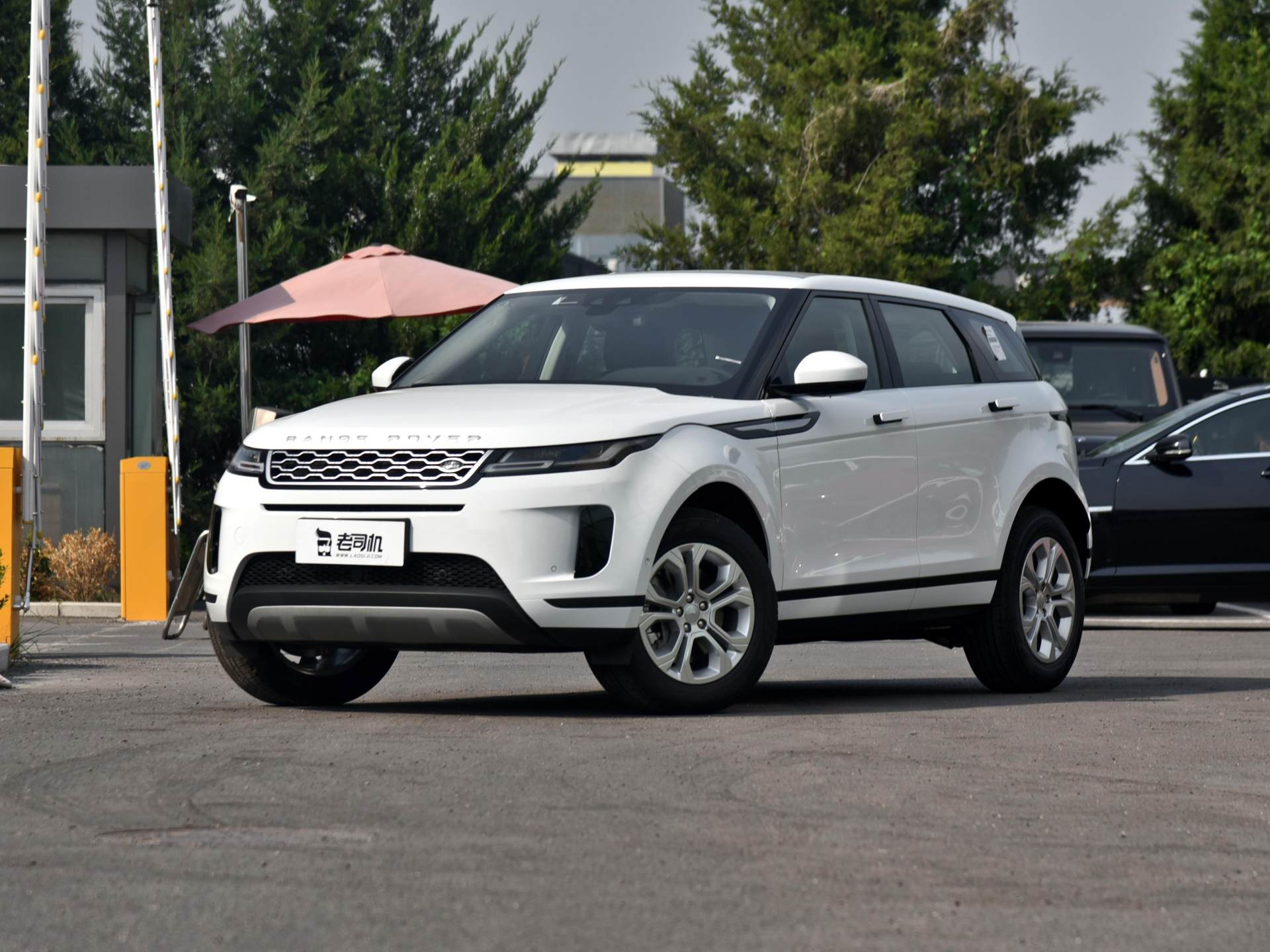 英国合资的中型SUV，2.0T+9AT，8s破百，实拍揽胜极光_百科TA说