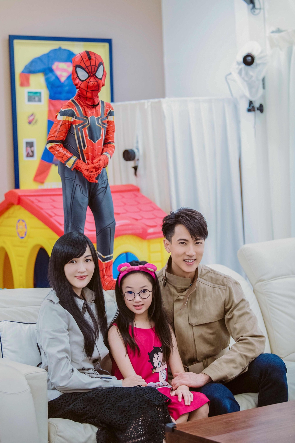 组图：吴尊一家温馨合照上演换装秀 Neinei乖巧可爱Max变蜘蛛侠_百科TA说