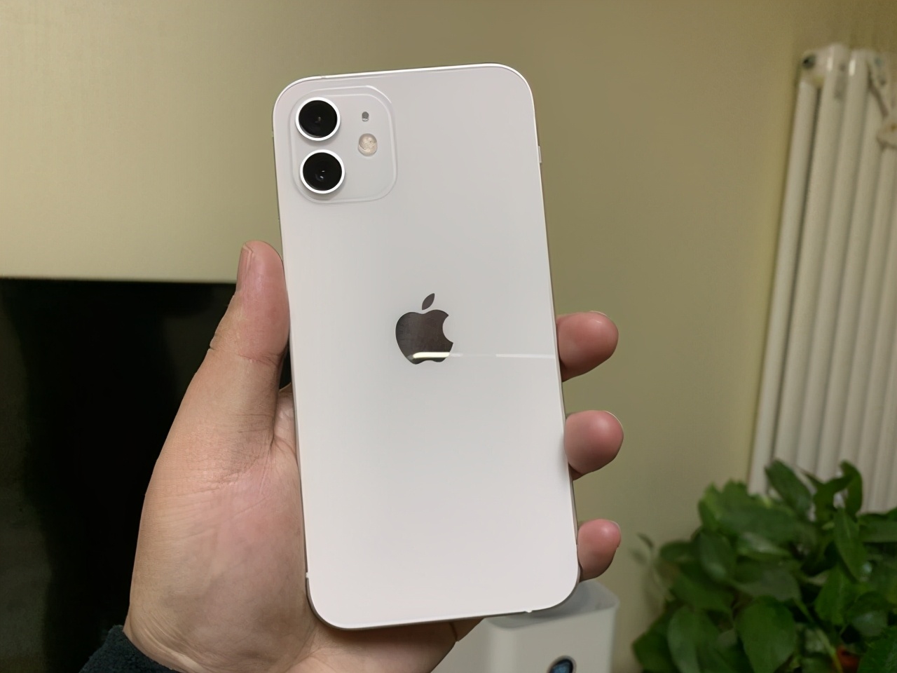 iphone12 测评：谁说一天三充？然而真实情况“打脸”键盘侠！_百科TA说