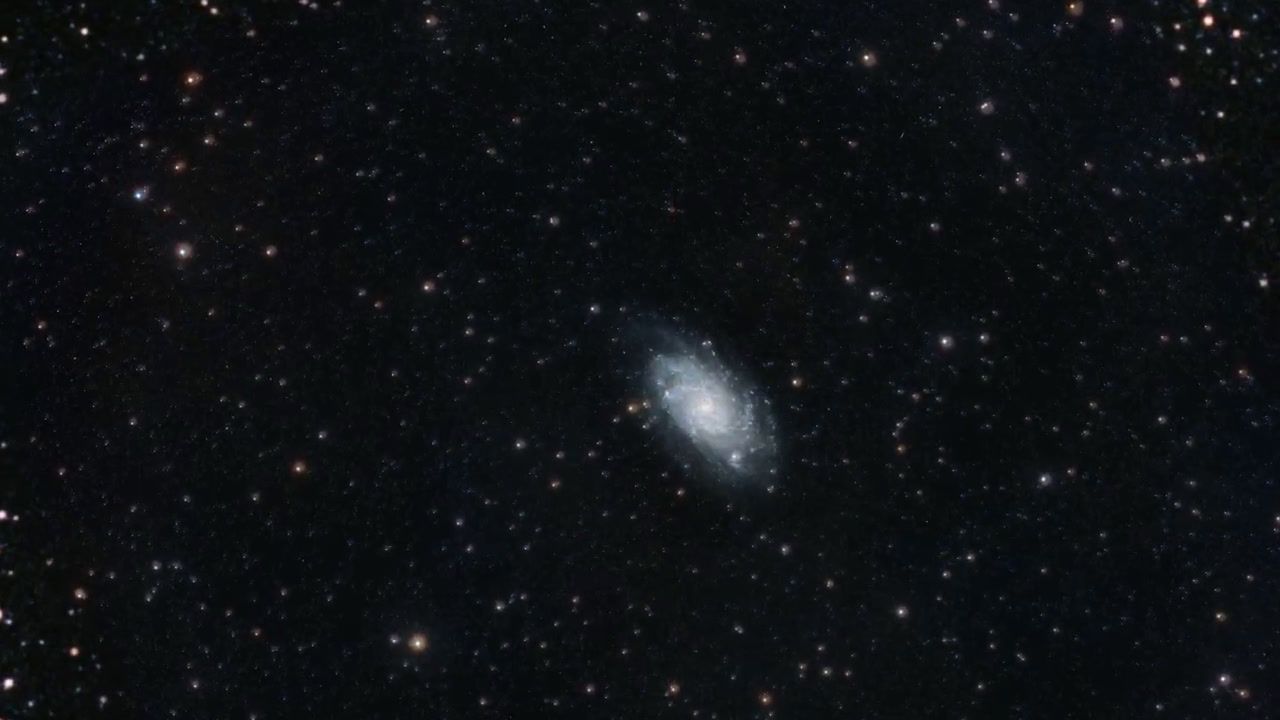 放大三角星系(M33) 飞越银河系附近的三角星系(M33)，这是一个比银河系更小的螺旋。首先放大M33的恒星诞生的明亮区域之一，星云NGC ...