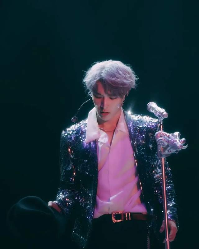 王嘉尔参加顶级时尚盛典，张艺兴却被嘲，其实海外影响力都是白争_百科TA说