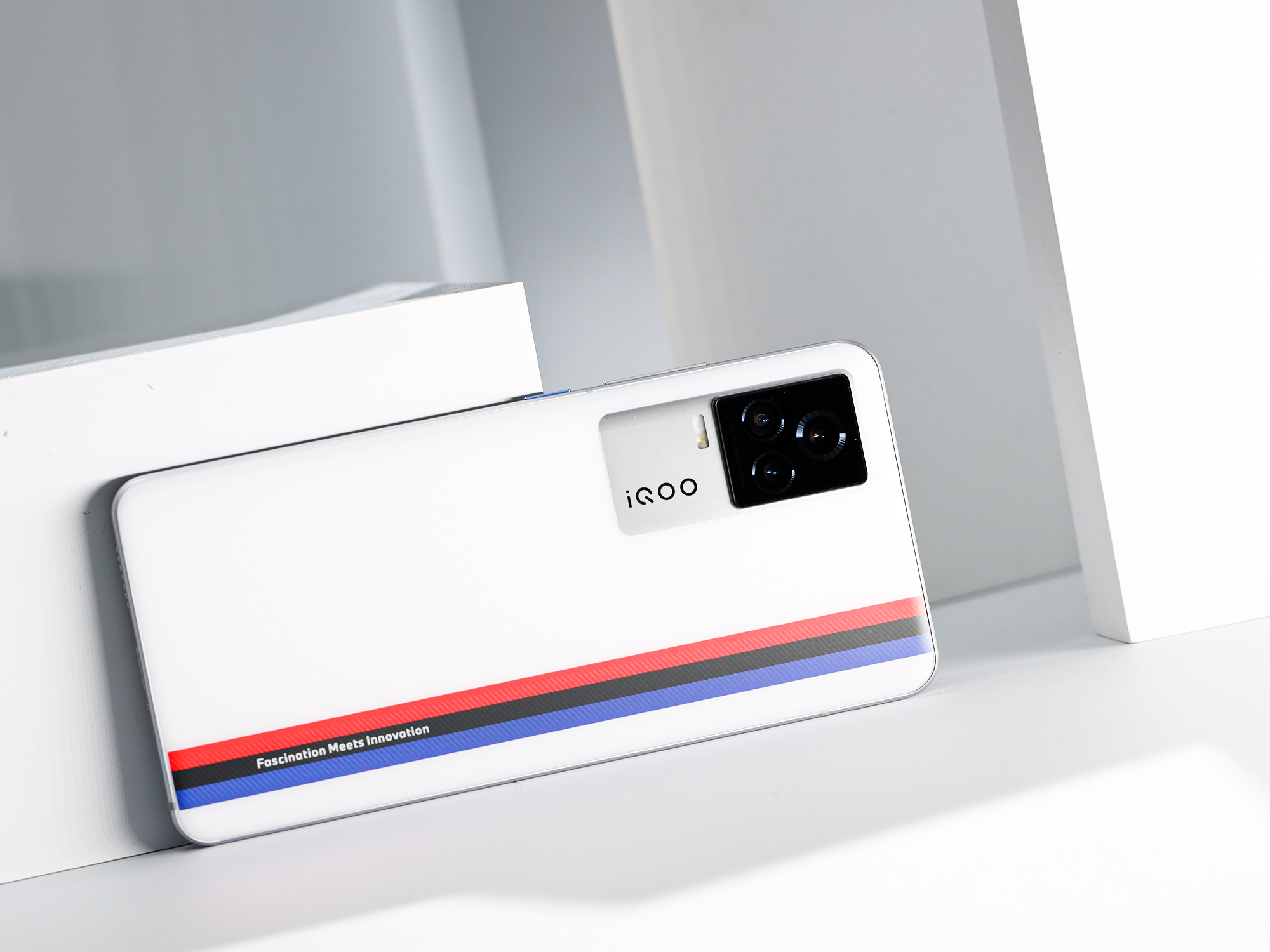 实力强悍的速度美学旗舰 iQOO 7传奇版图赏_百科TA说