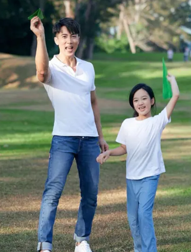 吴尊女儿Neinei长大了，气质出众长相大变样，近照撞脸钟丽缇_百科TA说