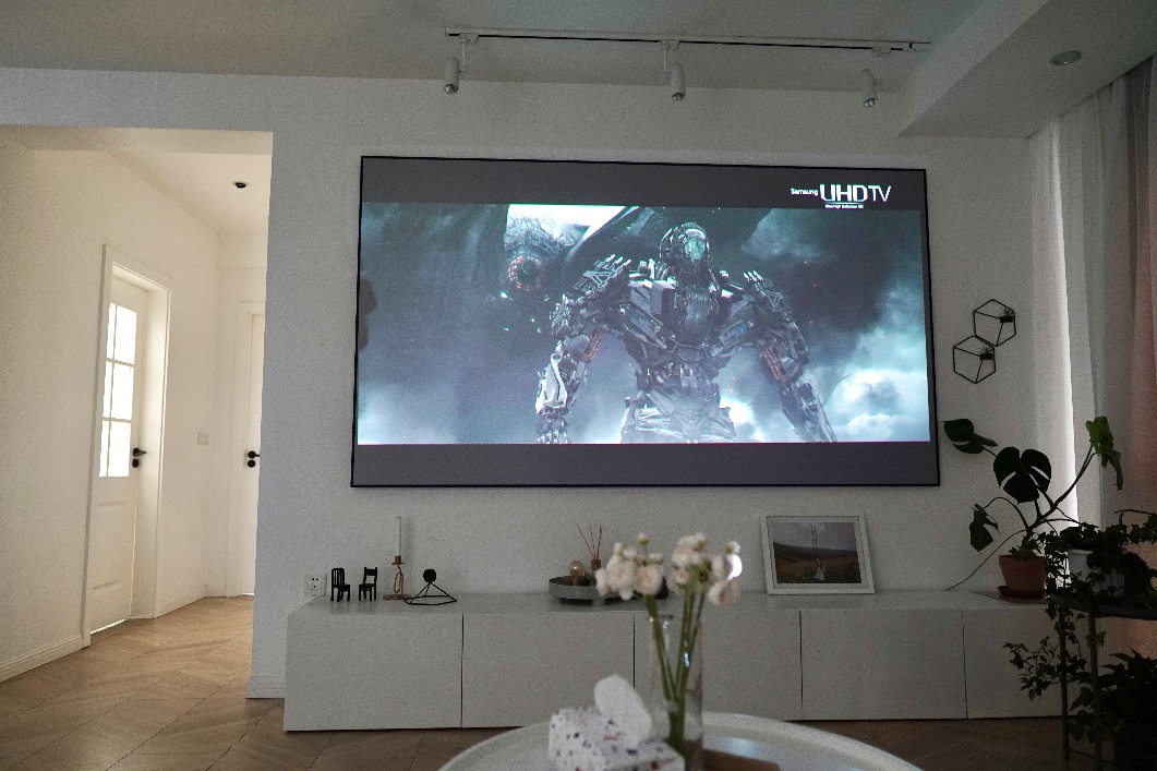 明基W2700 4K色准投影机 想用光影向“城市”说再见_百科TA说