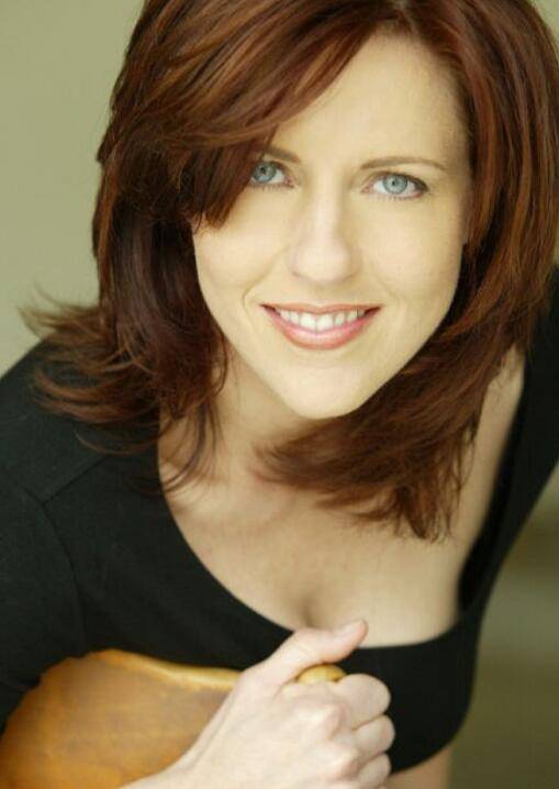 Holly Lewis_百度百科