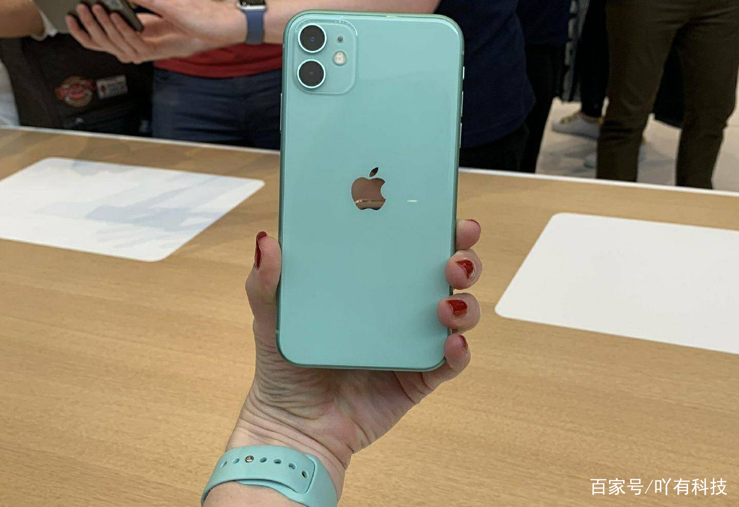 iPhone11与华为Mate 30 Pro，从上手体验来看看该如何选择！_百科TA说