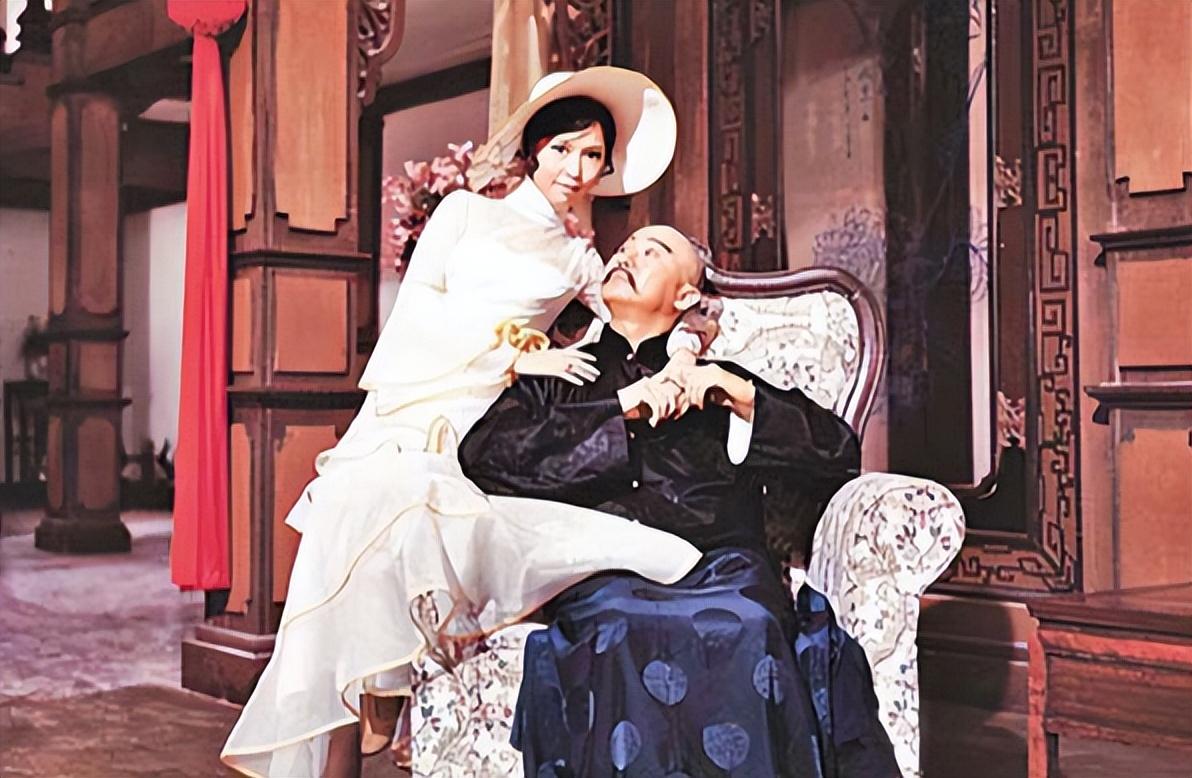 艳星狄娜：一脱成名逢戏必火，中年放弃演戏，为祖国导航事业奉献_百科TA说