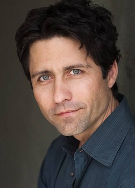 Byron Thames_百度百科