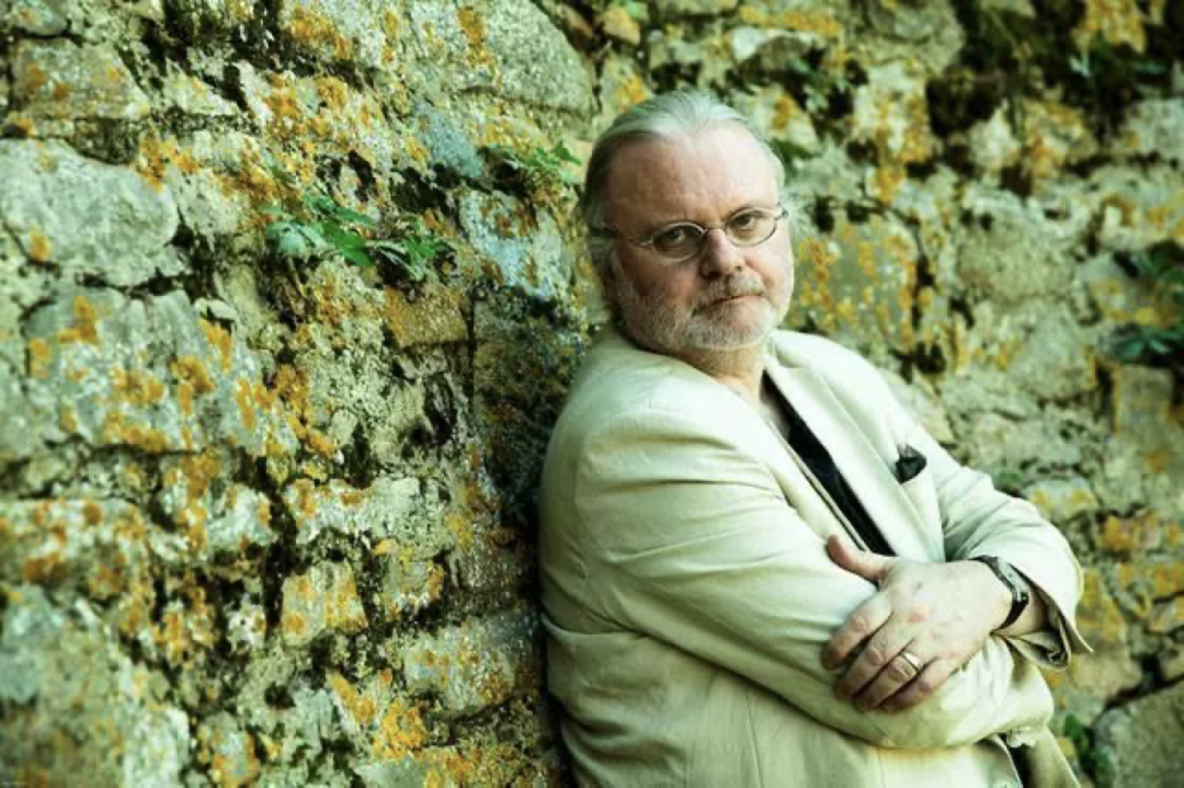 他今年拿下诺贝尔文学奖，13年前在上海看自己的戏剧演出_百科TA说