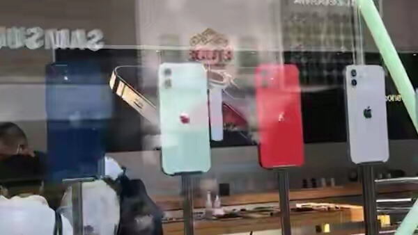 iPhone12真机探店：三小时的新机，音量键已被刮花_百科TA说