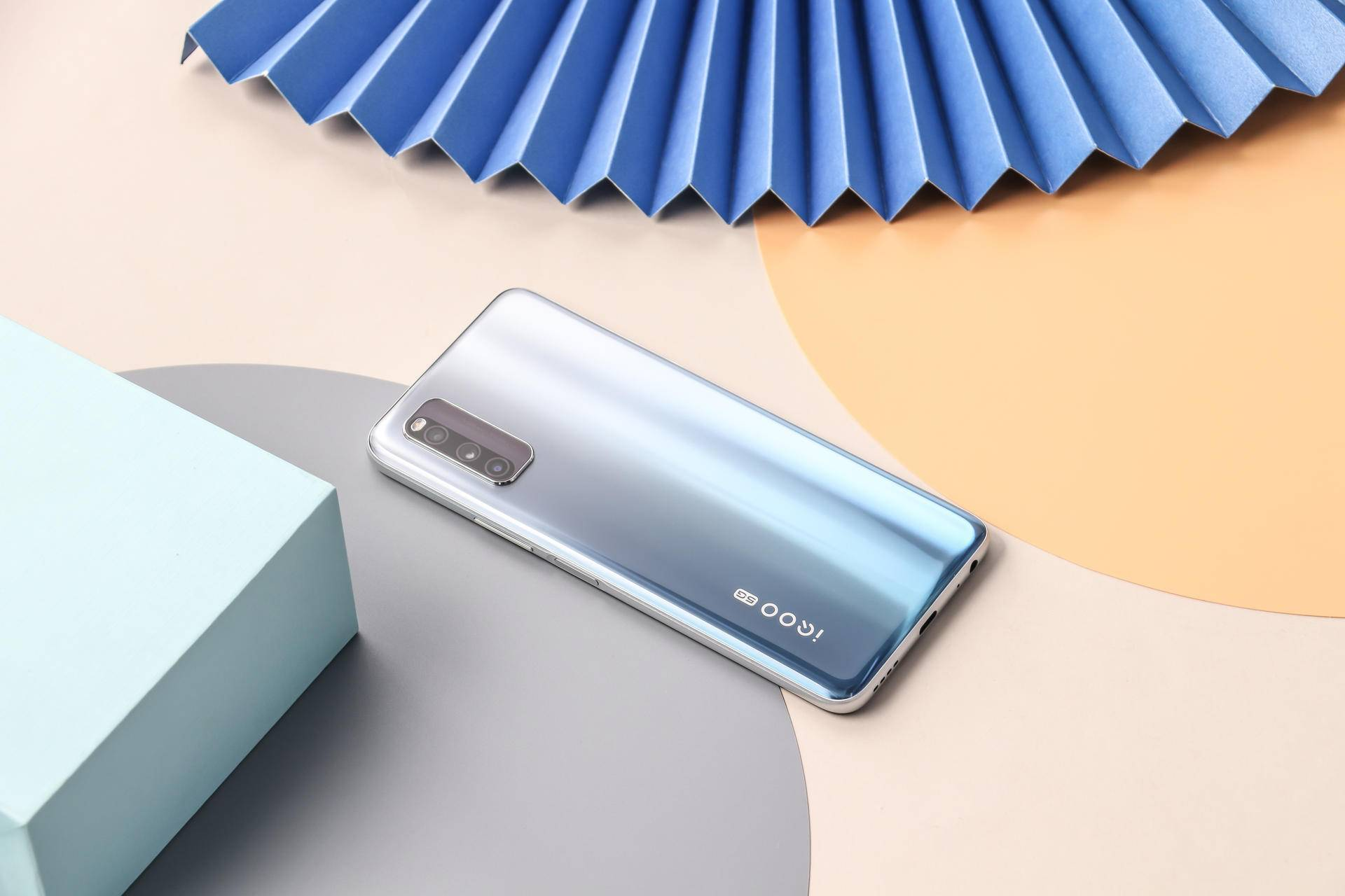 心动价1898元，天玑1000plus+144Hz+44W快充，iQOO反击红米！_百科TA说