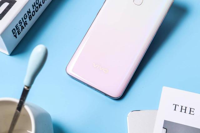 千元机中的高颜值，vivo Z5x幻彩粉对比红米Note7 Pro镜花水月_百科TA说