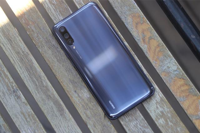 小米CC9e值得吐槽吗？对比同样3200W像素的荣耀20i，各有卖点_百科TA说