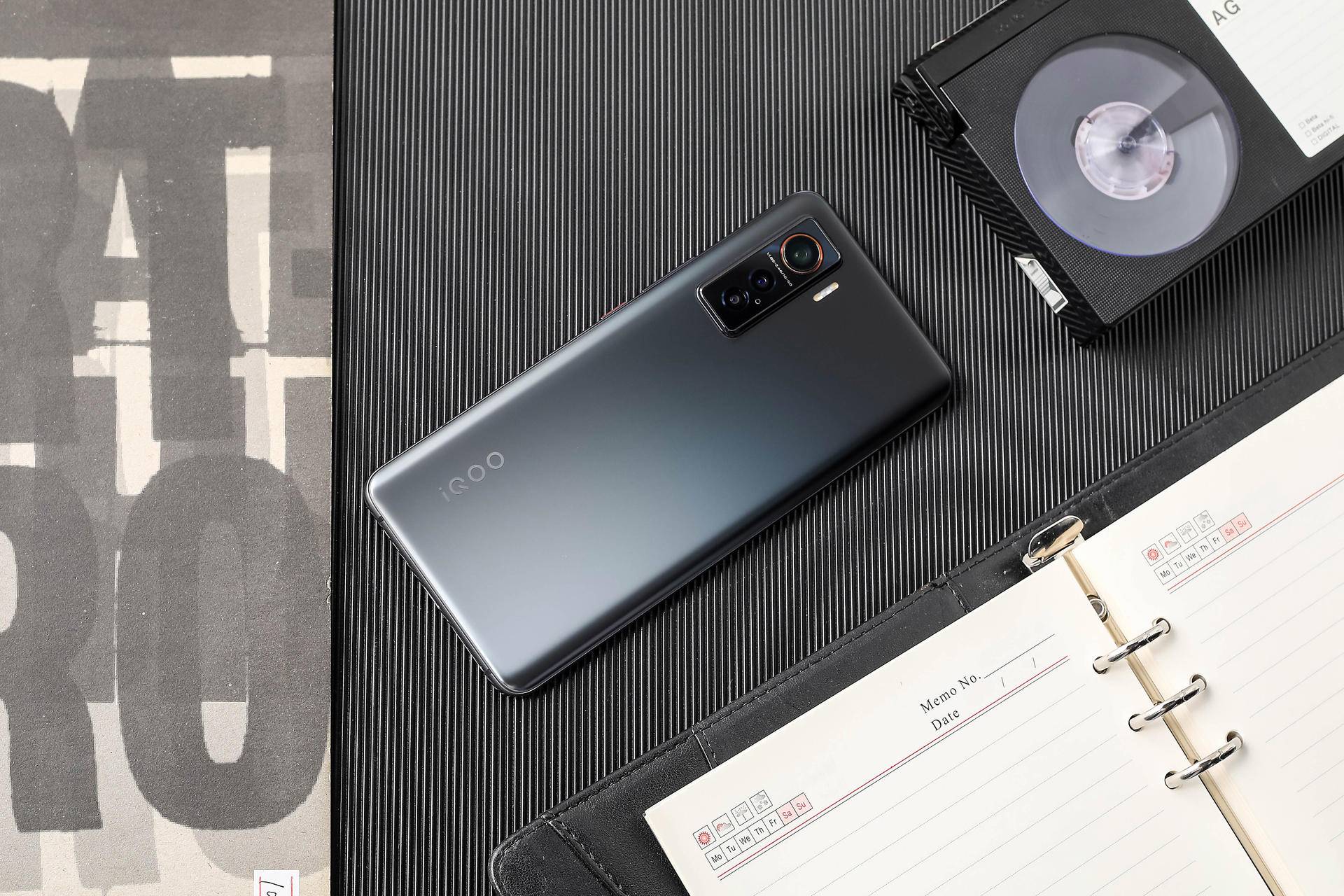 顶级iQOO冲销量，120Hz+骁龙865+55W快充，128GB降价400元！_百科TA说