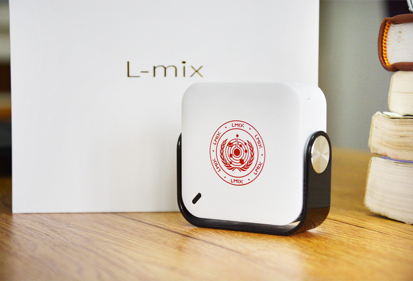 体积比iPhone 7还小40%，全面屏追剧用它——Lmix乐曼投影仪测评_百科TA说