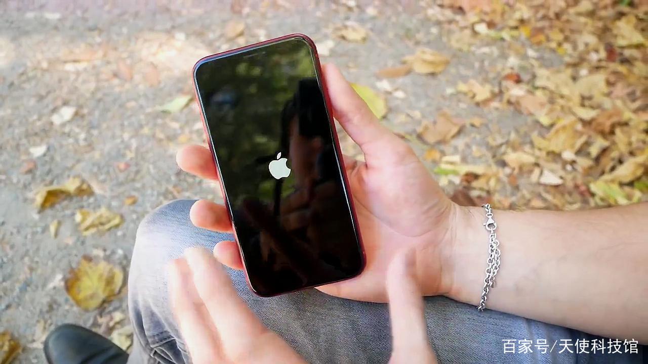 如果买iPhoneXR，别买黑色，网友：和iPhone XS差了一个世界_百科TA说