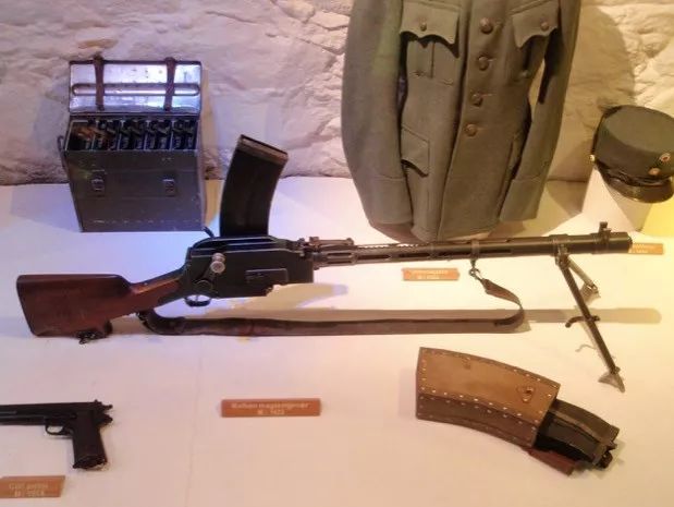 “曾出口中国，却因卡壳出名”芬兰国产的M26轻机枪有多坑？_百科TA说