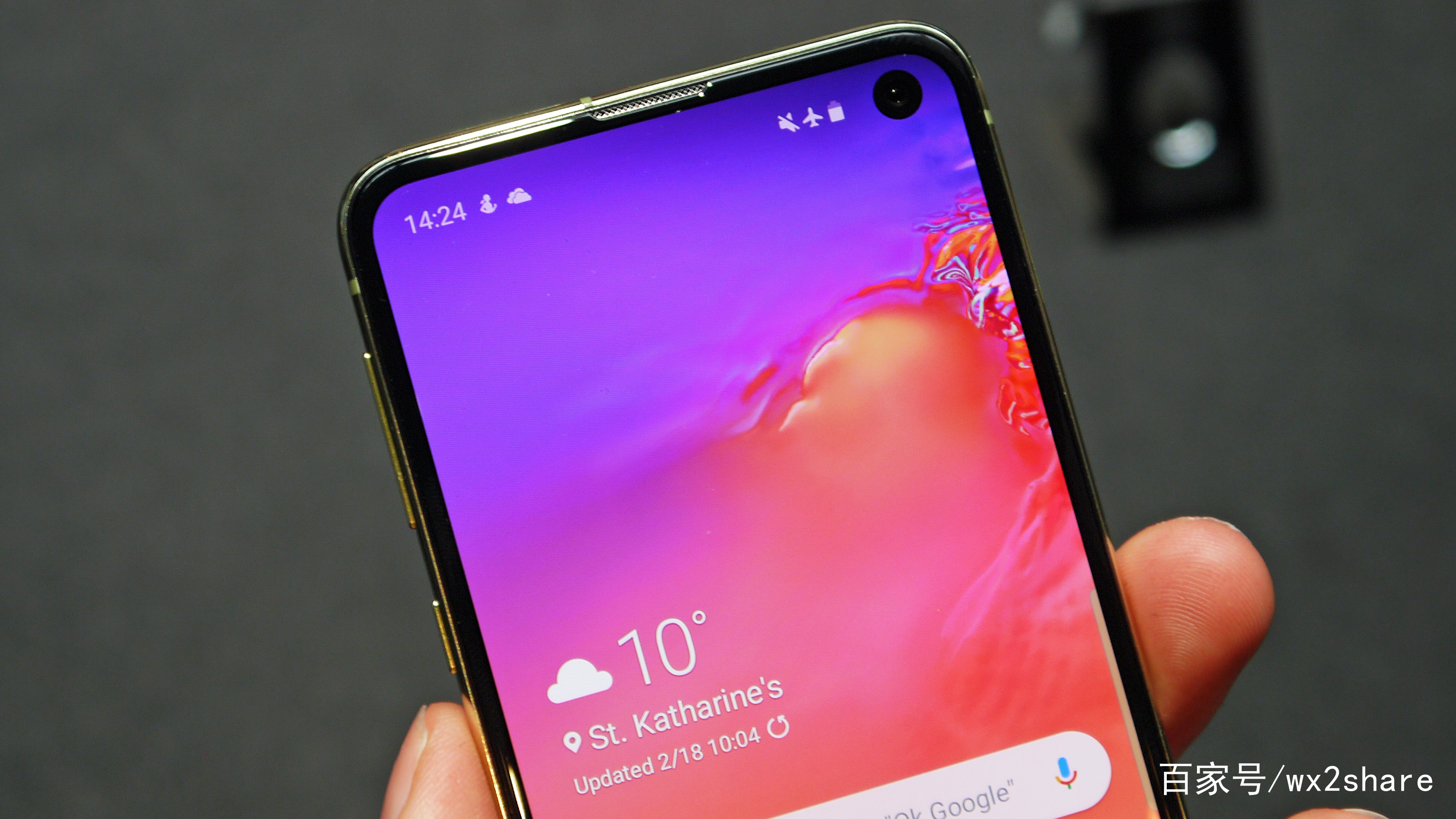Galaxy S10e vs iPhone XR 谁是“廉价”机皇？_百科TA说