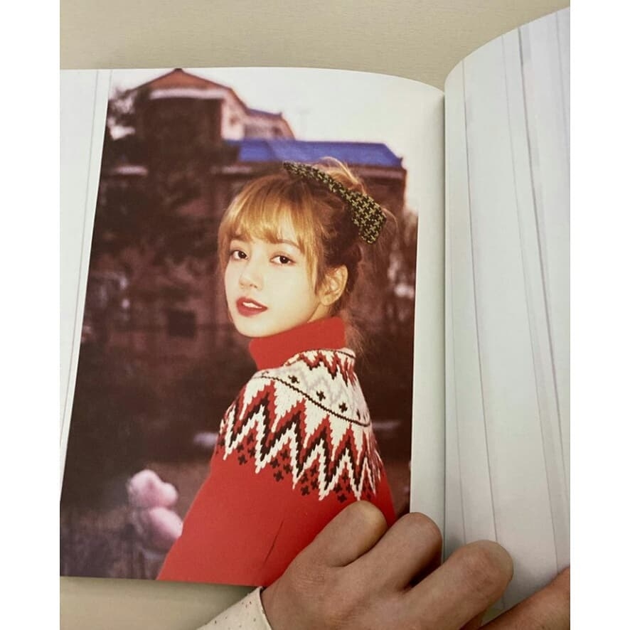 LISA PHOTOBOOK 限量周边的配置预览出来喽！快进来目睹一眼！_百科TA说