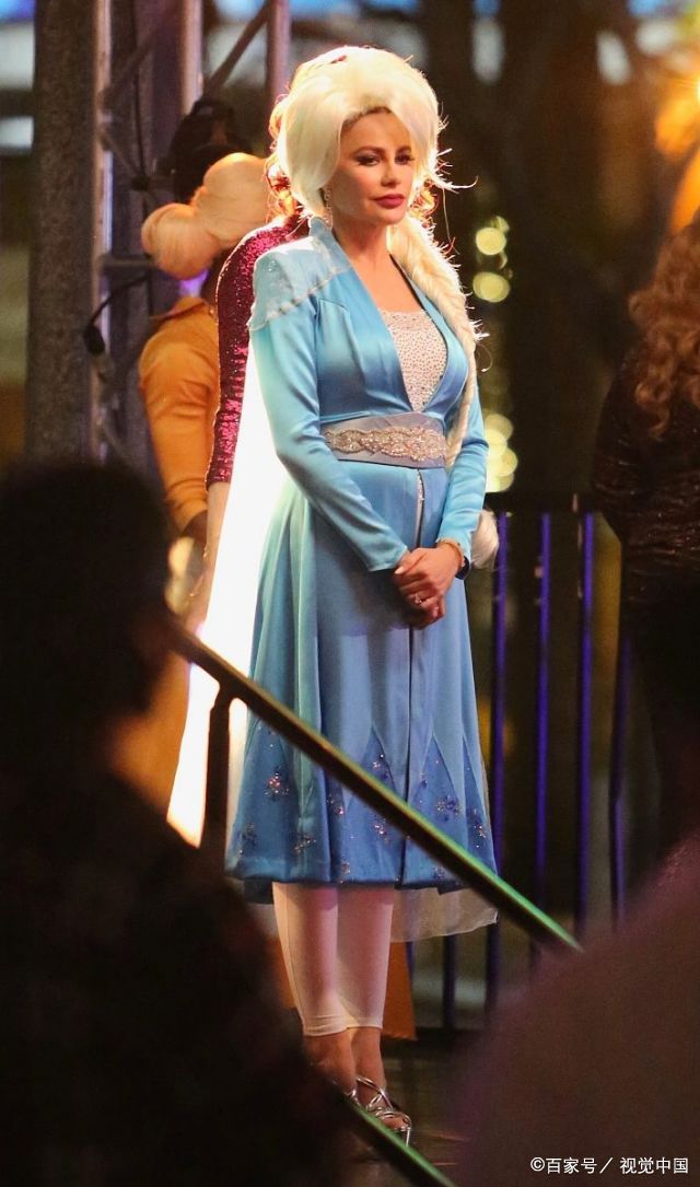 索菲娅·维加拉录制《摩登家庭》跳热舞，穿蓝裙身子摇曳美丽动人_百科TA说