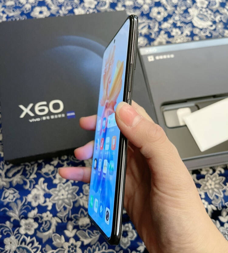 vivo X60测评：蔡司镜头拍照清晰，即便长时间单握也不累。_百科TA说