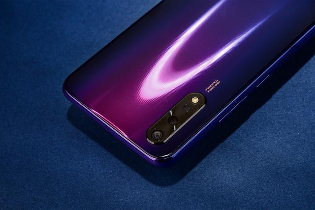 vivo Z5图赏：兼具性能质感 千元机也能一步到位_百科TA说